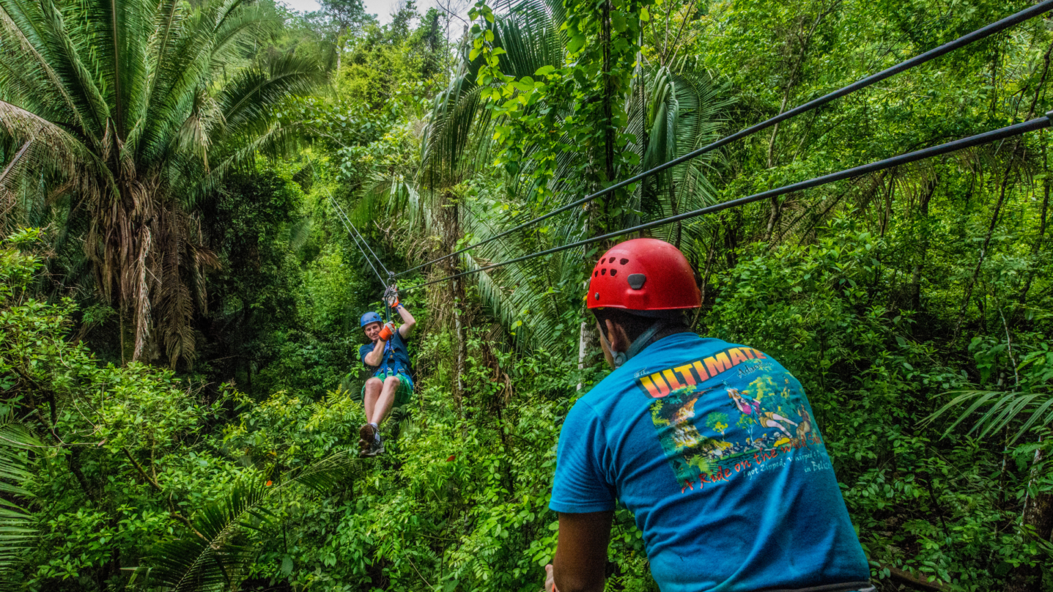 Zipline door de boomtoppen in Belize - Travel Belize